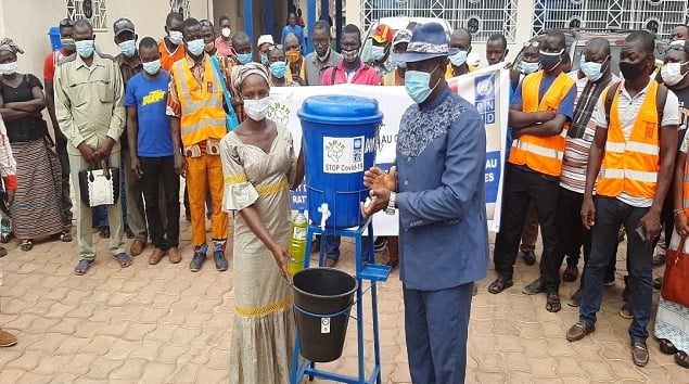 Bobo-Dioulasso : le CAMJH offre des kits de lavage de mains aux 36 ...