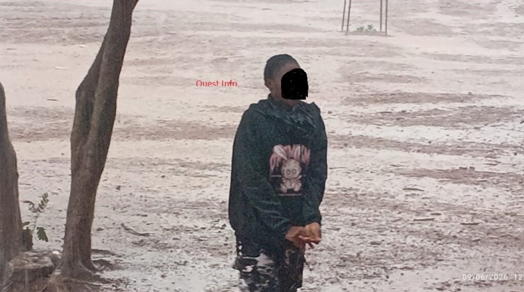Burkina/BEPC 2026 à Bobo-Dioulasso : Sous la pluie, elle attend son ...